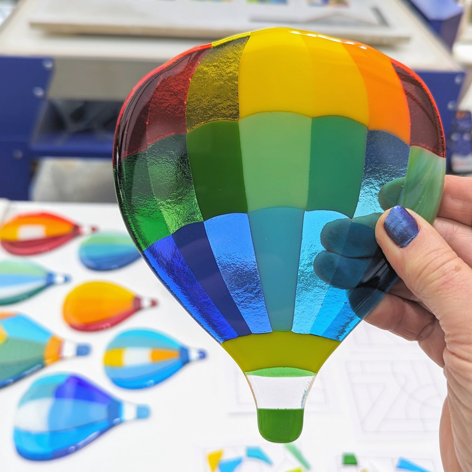 Single hot air balloon: Glass wall art – Glass Art by Linda